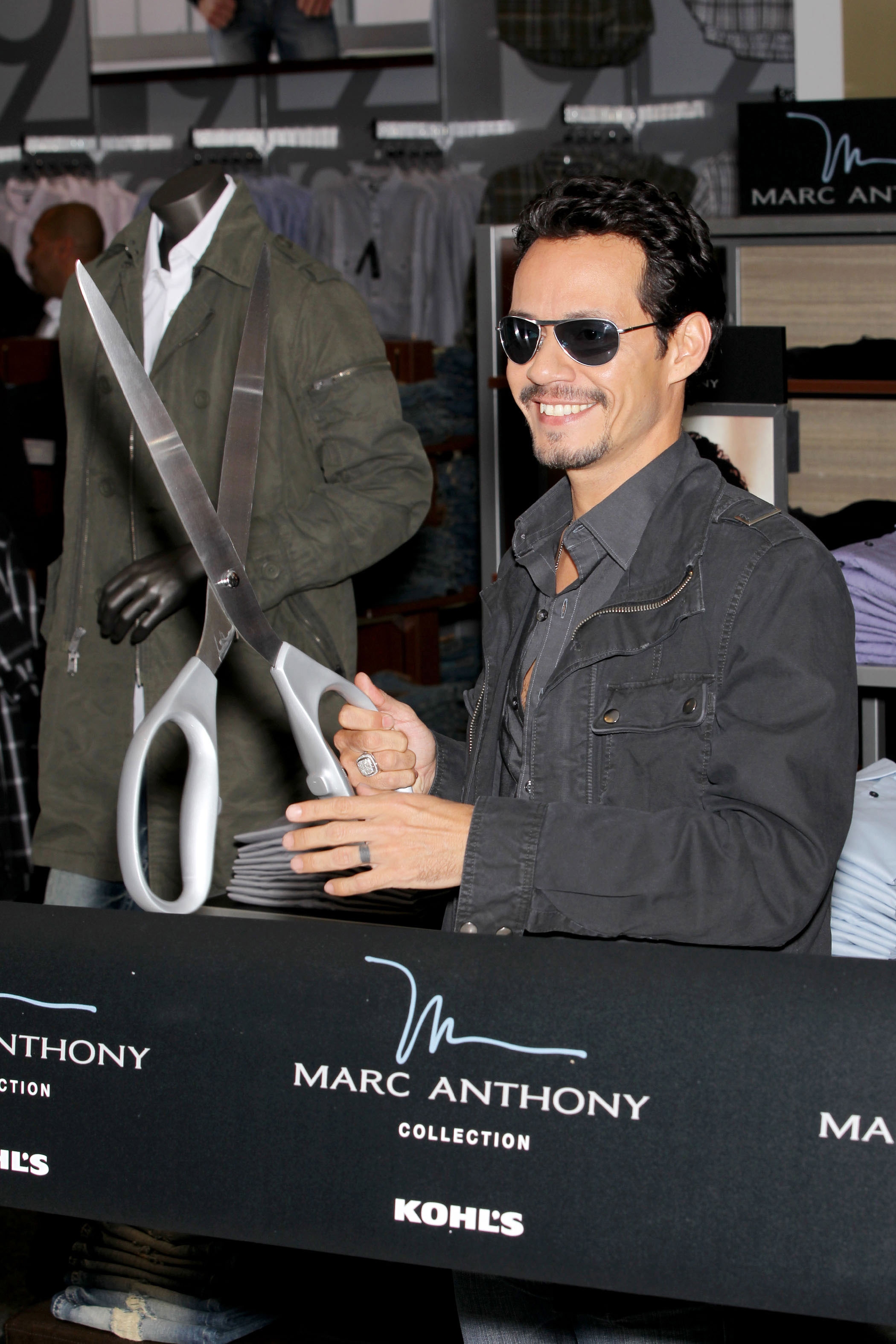 Marc Anthony y J. Lo lanzan sus líneas de ropa | La Raza del Noroeste