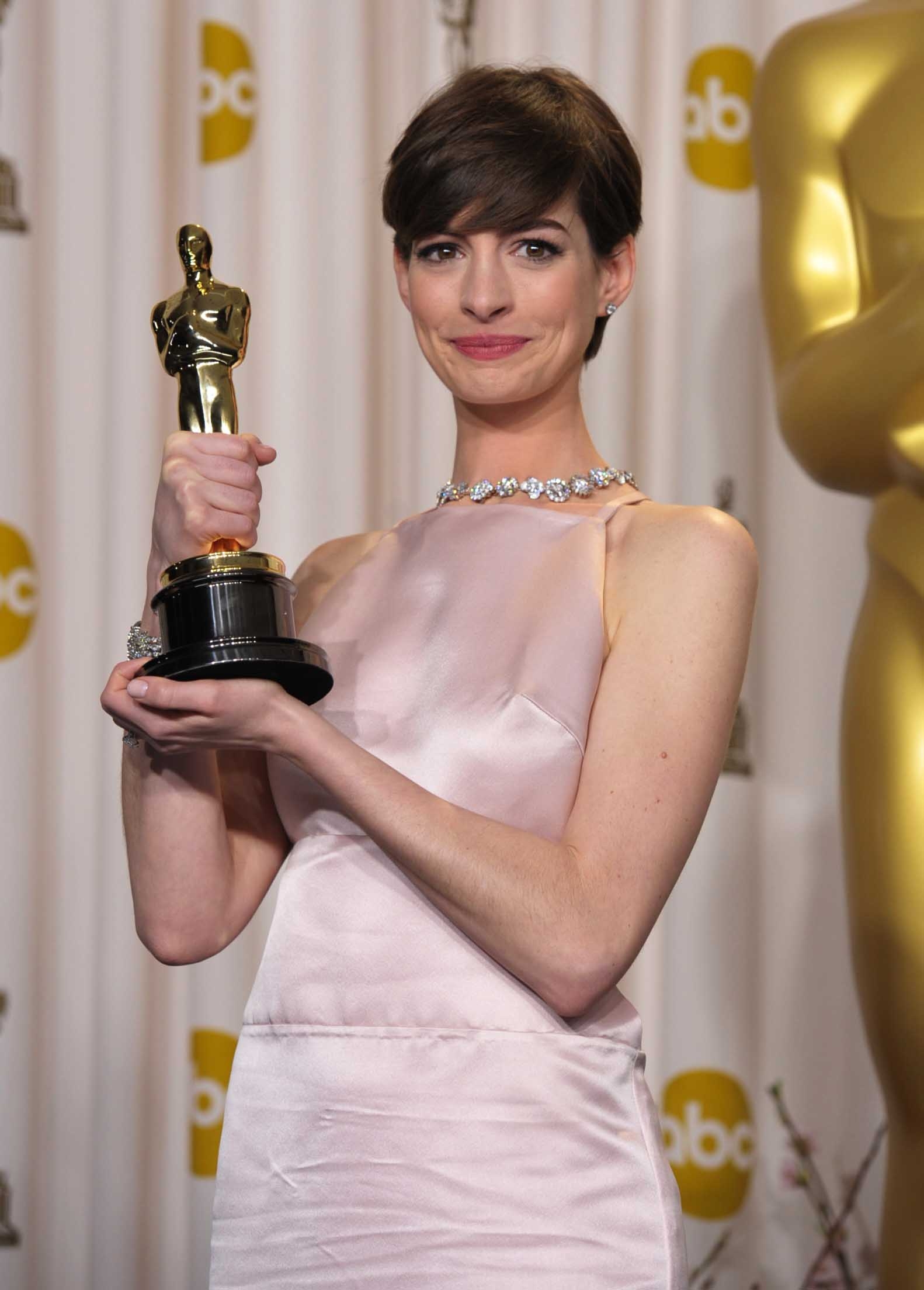 Hathaway gana el Oscar con su papel de Fantine | La Raza del Noroeste